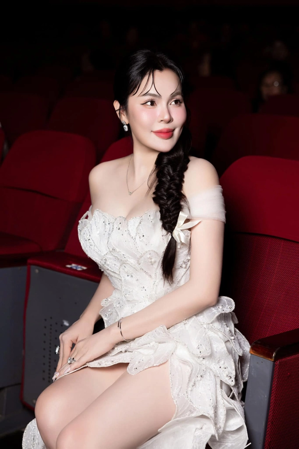 Hoa hậu Phương Lê khoe nhan sắc kiêu sa trong bộ ảnh mới