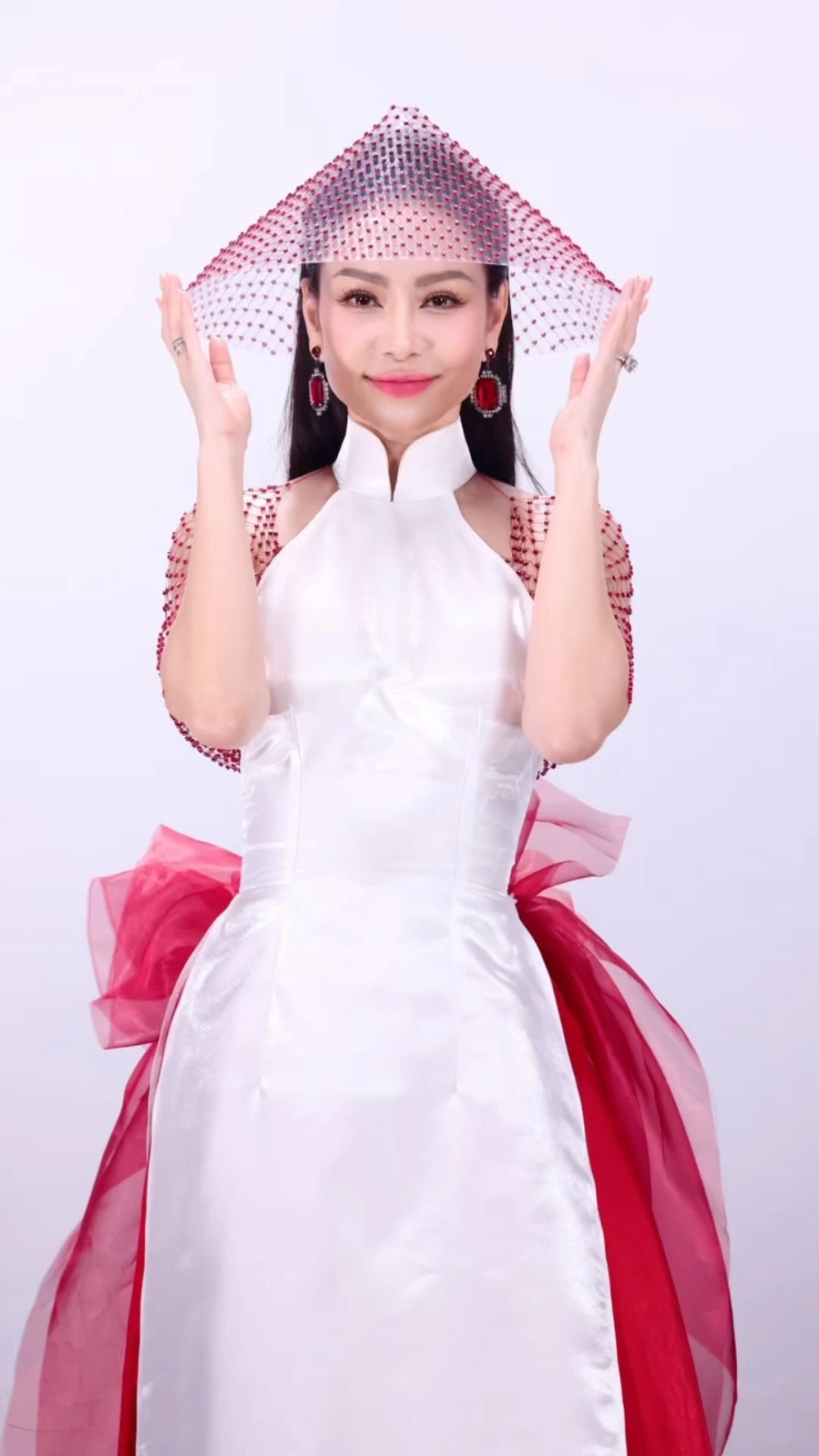 Thu Minh rực rỡ trong bộ ảnh mới, khoe vẻ đẹp ấn tượng